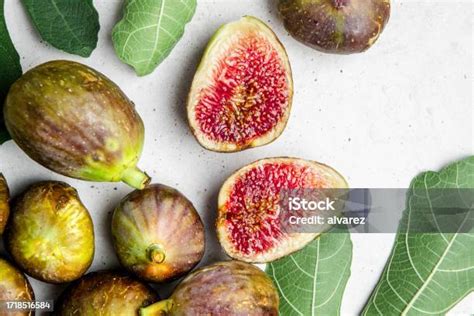 유기 무화과와 잎이 있는 흰색 배경에 자른 무화과의 평면도 무화과에 대한 스톡 사진 및 기타 이미지 무화과 무화과 나무 0명 Istock