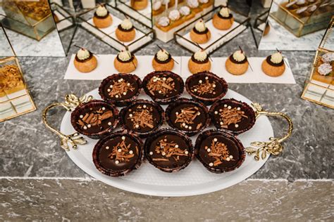 캔디 바 유리에 맛있는 초콜릿 디저트 베이킹과 축제 달콤한 테이블입니다 생일 침례 결혼식을 축하하기 위한 디저트가 있는 캔디 바 평면도 결혼식에 대한 스톡 사진 및 기타