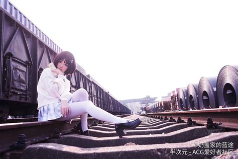 Jk少女，铁轨边的白丝女孩，网友：初恋的感觉 搜狐大视野 搜狐新闻