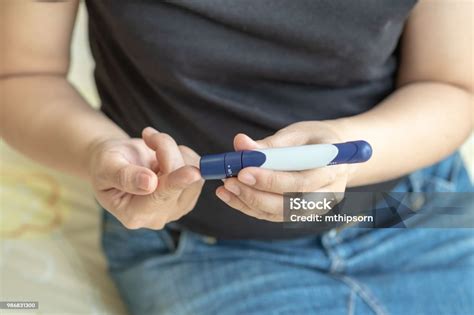 블랙 T셔츠를 사용 하 여 여 자가 아침에 침대에 혈당 측정기로 혈당을 확인 하는 손가락에 랜 싯 의학 당뇨병 Glycemia 건강 관리 그리고 사람들 개념 T 셔츠에 대한