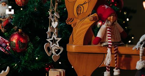 장식품과 장식품으로 장식된 크리스마스 트리 사진 Unsplash의 무료 카탄 이미지