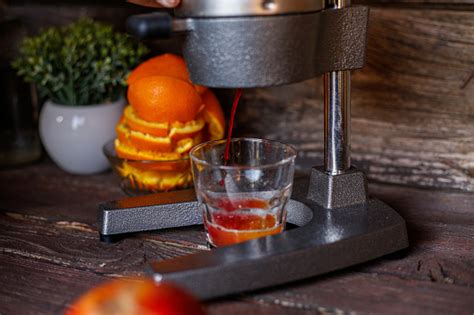 기계 주스 프레스 압착 기계를 사용하여 과일 주스를 만들기 스톡 사진 감귤류 과일에 대한 스톡 사진 및 기타 이미지 감귤류 과일 강철 건강한 식생활 Istock