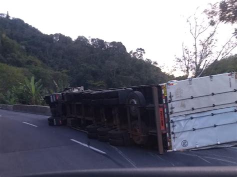 Carreta Tomba Na Descida Da Serra Das Araras Informa Cidade