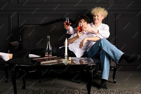 Zwei Junge Männer Feiern Mit Einer Flasche Champagner Romantischer
