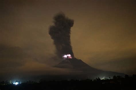 Merapi And Sinabung Volcanoes Erupt In Indonesia Invideo Strange Sounds