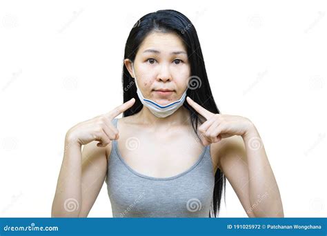 Jonge Aziatische Vrouw Die Een Medisch Gezichtsmasker Draagt Haar Handpunt Op Het Poesje Van