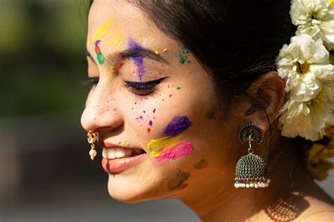 홀리 페스티벌 마른 유기농 색상 이나 색상 또는 Gulal 또는 Abeer 또는 그녀의 얼굴에 홀리 분말 인도 복장 에 젊은 아름 다운 여자 여자의 클로즈업 20 24세에