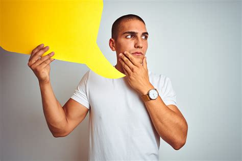 흰색 고립 된 배경 심각한 얼굴에 노란색 연설 거품을 들고 젊은 남자는 질문에 대해 생각 매우 혼란 스러운 아이디어 개념에 대한 스톡 사진 및 기타 이미지 Istock