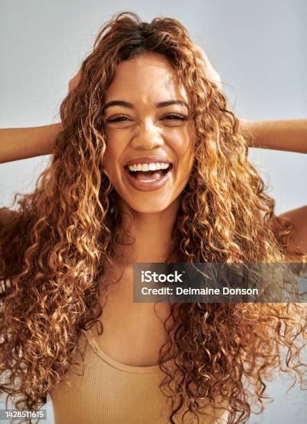 스튜디오 초상화 흑인 여성과 긴 곱슬 머리 행복과 회색 배경에 미소 행복하고 재미 있고 웃는 젊은 아프리카 소녀 모델 자연의 아름다움 패션 화장품 및 아름다운 스킨 케어
