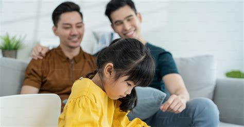 Foto Zum Thema Asiatische Attraktive Lgbtq Schwule Familie Lehren Junges Mädchen Kind Zeichnen