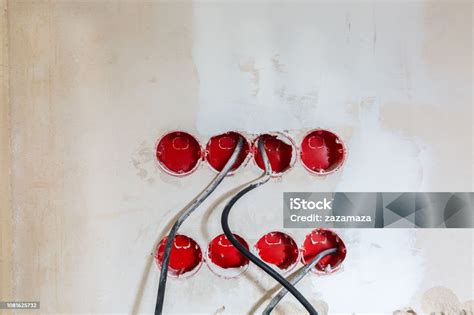 작업 프로세스 Groove 또는 전기 인터넷 케이블 및 전기 쫓는 벽 콘센트 석고를 만들기 위한 석고판벽체대 한 금속 프레임을 설치의 아파트에 벽은 건설 리 모델링 리