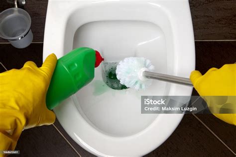 노란색 고무 장갑을 낀 사람이 브러시와 소독제로 변기를 청소합니다 청소하기에 대한 스톡 사진 및 기타 이미지 청소하기 화장실 가정용 시설 청소부 Istock