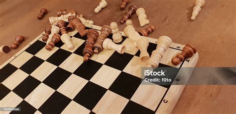 나무 보드 게임 체스 게임 하는 방법 순발력과 다른 각도의 체스 세트 조각과 체스판 흰색과 검은색 수치 고 체스 게임의 보드 0명에 대한 스톡 사진 및 기타 이미지 Istock