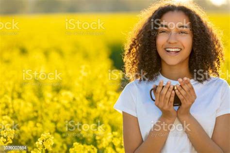 아름 다운 행복 한 혼합된 인종 아프리카계 미국인 여자 십 대 여성 젊은 여자 웃 고 마시는 커피 또는 차 야외 곱슬 머리에 대한 스톡 사진 및 기타 이미지 Istock