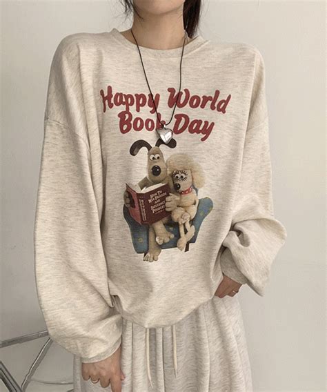 꾸안꾸실물 정말 귀여워요 오버핏 라운드 리딩북 가을 긴팔 티셔츠 캐릭터 루즈핏 프린팅 박시핏 통통 맨투맨 2color 에이블리