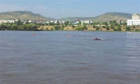 Гурван настай хүүхэд голын усанд живж осолджээ