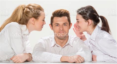 흰색 배경에 흰색 셔츠를 입은 젊은 사업가 팀이 고립되었습니다 두 명의 소녀와 남자로 구성된 팀은 행복하고 이기고 계획하고 논쟁하고 토론하고 화나게하고 무언가를 이깁니다 흰