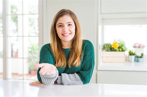 젊은 아름 다운 플러스 사이즈 여자 캐주얼 스트라이프 스웨터를 입고 쾌활 한 제공 손바닥 손 지원과 수용을 제공 합니다 개념에