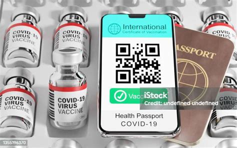 스마트폰 모바일 국제 예방 접종 화면 샘플 Qr 코드 예방 접종 텍스트 여권 책 및 백신 병 트레이에 3d 일러스트 렌더링 여행 건강 여권 공대19 개념 이미지 Brand