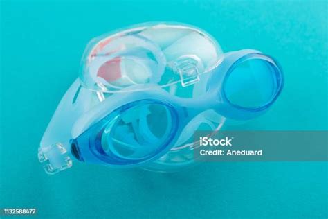 파란색 배경 수상 스포츠의 개념에 투명 한 경우에 푸른 수영 고글 0명에 대한 스톡 사진 및 기타 이미지 0명 물 사진 이미지 Istock