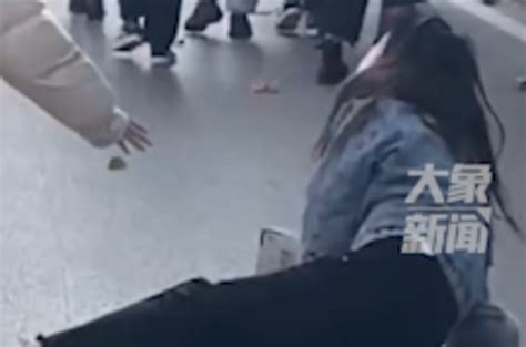 两个小姐姐校园内蹦跶走，其中一个被绊倒还被吐槽单身狗