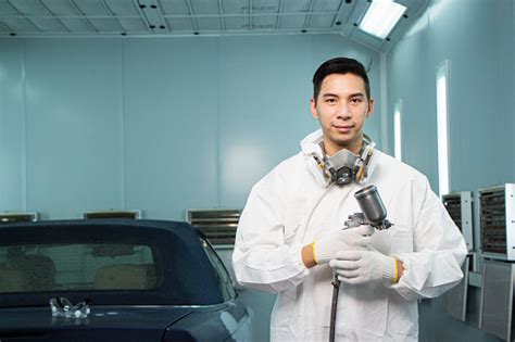 기업가 사업가 작은 사업 소유자 페인트 차고 자동차 수리 점 화사 한 노동자 는 스프레이 총을 들고 Ppe 정장과 먼지 마스크를 착용 페인트룸 페인트룸 직업에 대한 스톡