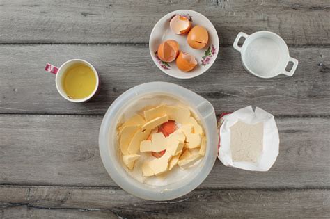 탁상 뷰밀가루 달걀 노 른 자 버터 회색 나무 책상에 주위 더 많은 재료와 플라스틱 그릇 케이크 준비입니다 0명에 대한 스톡 사진 및 기타 이미지 Istock