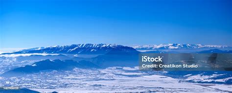 서리가 내린 아침에 밝고 맑은 빛 아래 고산 계곡의 놀라운 겨울 풍경 눈 덮인 아름다운 고산 파노라마 전망 루마니아 Piatra Craiului와 Fagaras 산을