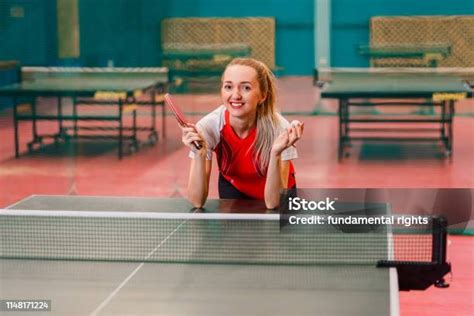 탁구를 위해 테이블에 서 있는 웃는 테니스 선수와 볼과 라켓을 지키는 T 셔츠에 대한 스톡 사진 및 기타 이미지 T 셔츠 건강한 생활방식 경쟁 Istock
