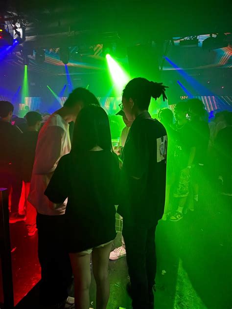 今天在ruff被這3男1女問說 包廂可以坐嗎 我當然ok我沒差 坐進來之後 沒多久 竊竊私語 桌上的氣泡酒直接不見 被那個雷鬼頭男拿著 帶走