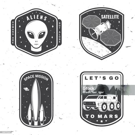 공간 임무 로고 배지 패치 세트 셔츠 인쇄 스탬프에 대한 벡터 개념 달과 지구 실루엣에 우주 로켓 외계인 화성 로버와 위성