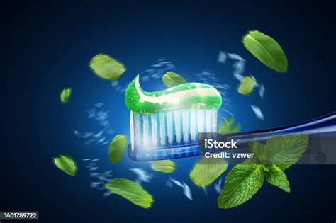 치약이있는 칫솔 민트 치약 민트는 칫솔과 붙여 넣기 주위에 떠납니다 치약 광고 0명에 대한 스톡 사진 및 기타 이미지 0명 3차원 형태 광고 Istock
