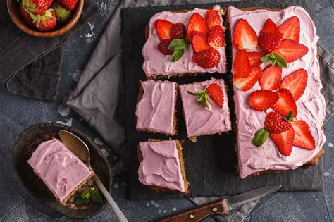 분홍색 유약 하 고 신선한 딸기와 함께 아침 식사 요구르트 파운드 케이크 어두운 배경 여름 베리 디저트입니다 보기 상위 공간을 복사 합니다 공휴일에 대한 스톡 사진 및 기타