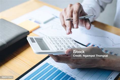 지출 재무 연간 재무 보고서 대차대조표 명세서 를 분석하고 계산하는 사업가 회계사 및 문서 그래프 및 다이어그램 분석 재무 작성 보고서 작성 경제에 대한 스톡 사진 및 기타