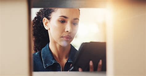 태블릿 배송 및 재고 확인 재고 및 스타트 업의 선반에 보관을위한 상자가있는 여성 물류 작업자 창고의 유통 또는 공급망 업무를 위한 기술 및 검사 20 24세에 대한 스톡