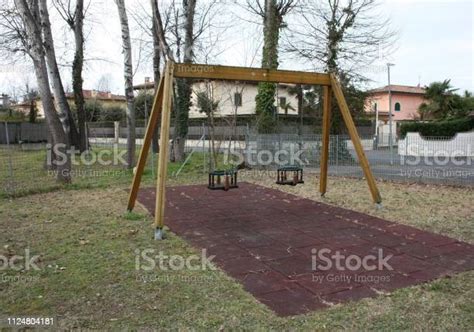 어린이 위한 놀이터에서 2 좌석 스윙 아 이들이 거기 되지 않습니다 이곳은 빈 고 버려진 다 슬 프 고 회색입니다 고독 하 고 포기입니다 어린이 위한 게임입니다 0명에 대한