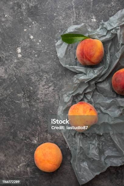 나뭇잎이 있는 회색 어두운 돌 판에 복숭아 또는 넥타린 탑 뷰 건강한 생활방식에 대한 스톡 사진 및 기타 이미지 건강한 생활방식 건강한 식생활 과일 Istock