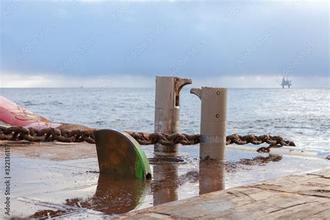 Foto De NORTH SEA NORWAY 2015 JANUARY 19 The Semi Submersible Drilling Rig Mooring Chain