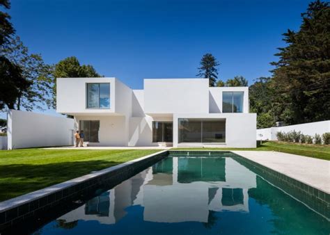 Irregularly Stacked Blocks Define Rooms In House Mr