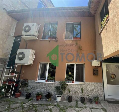 Шумен Двуетажна тухлена къща Център Двуетажна къща 190 кв м РЗП 70 кв м двор Къщи Вили Цен