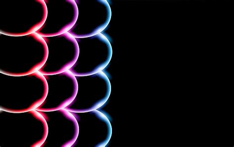 여러 가지 빛깔된 투명 추상 빛나는 아름 답 고 볼록한 고체 간단한 공 거품 계란 동그라미는 검은 배경과 간단한 텍스트에 대 한