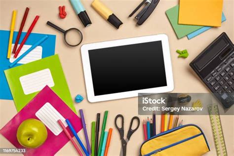 분홍색 배경에 학교 액세서리 또는 사무용품이있는 작업 공간 책상의 플랫 레이 사진 0명에 대한 스톡 사진 및 기타 이미지 0명 가위 개인 장식품 Istock