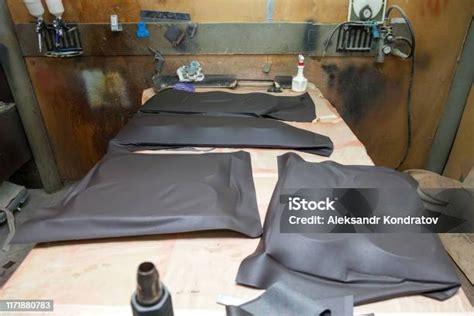 오디오 시스템의 스피커를 위한 연단을 만들기 위한 가죽 또는 기타 재료로 차량 요소를 수리하고 운반하기 위한 작업장의 작업대에