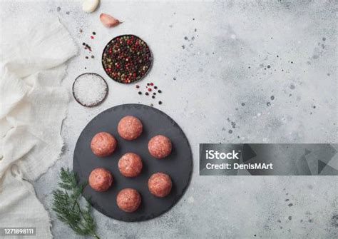 딜과 수건으로 가벼운 배경에 후추 소금 마늘을 곁들인 둥근 돌 보드에 신선한 다진 쇠고기 미트볼 0명에 대한 스톡 사진 및 기타 이미지 Istock