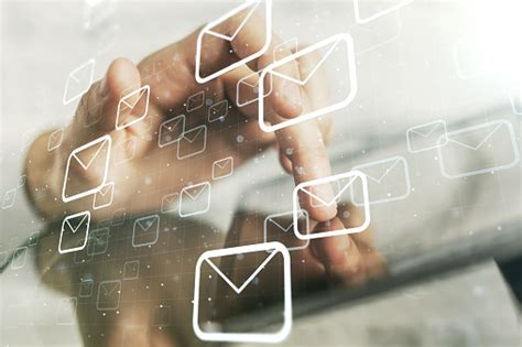 배경에 디지털 태블릿에 손가락 클릭으로 우편 봉투 홀로그램의 두 번 노출 전자 메일 및 스팸 개념 전자메일에 대한 스톡 사진 및 기타 이미지 Istock