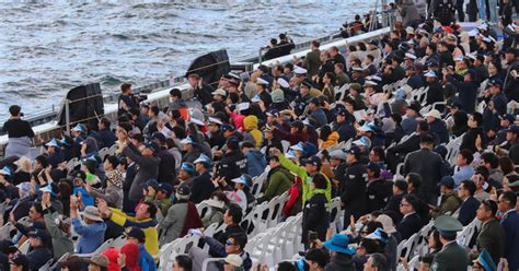 제주 국제관함식 해상사열 관람하는 시민들