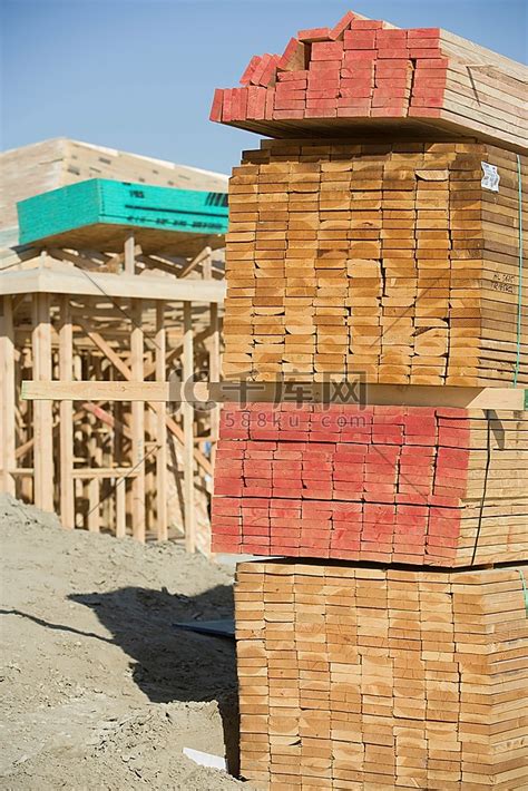 建筑工地上堆放的木板攀岩墙红砖高清摄影大图 千库网
