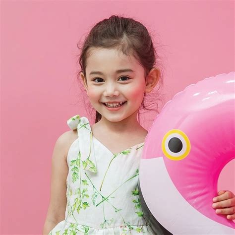 달달청나라 딸기꼭지따기 완전 달고 싱싱함이 대박🤩🤩 딸기꼭지 따다가 내입으로 직진ㅋㅋ 딸기로 배 채울기세네요ㅋㅋ 지금매장은