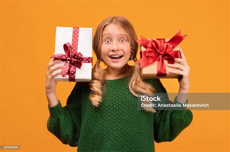 매력적인 금발의 대 선물 상자를 많이 들고 스튜디오 샷 노란색 배경 새해 생일 휴일 컨셉 10 11세에 대한 스톡 사진 및 기타 이미지 Istock