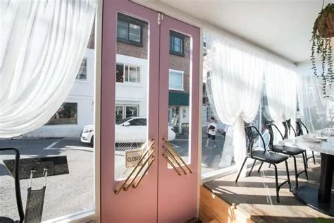 화이트톤에 핑크 컬러로 포인트를 준 레스토랑 인테리어